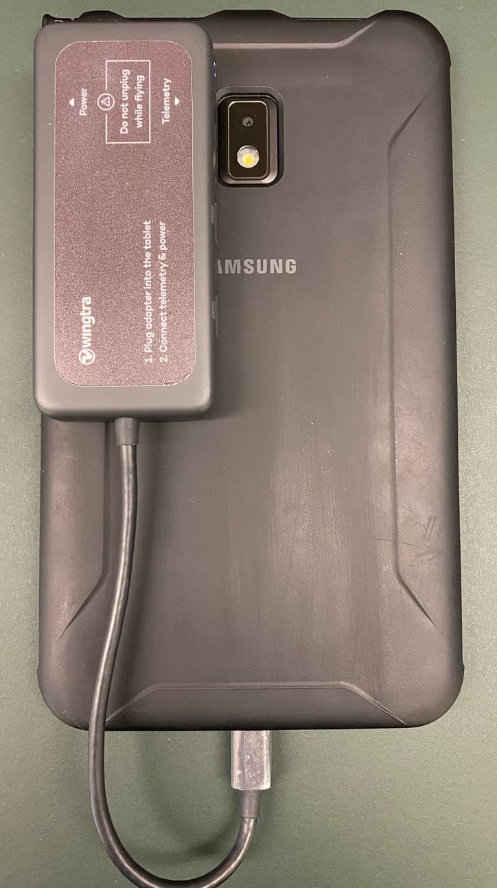 Cargue las baterías de la tablet y del WingtraOne en el terreno